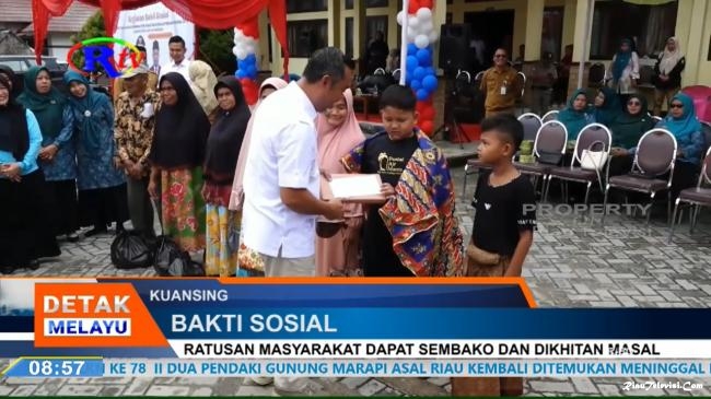 RATUSAN MASYARAKAT DAPAT SEMBAKO DAN DIKHITAN MASAL